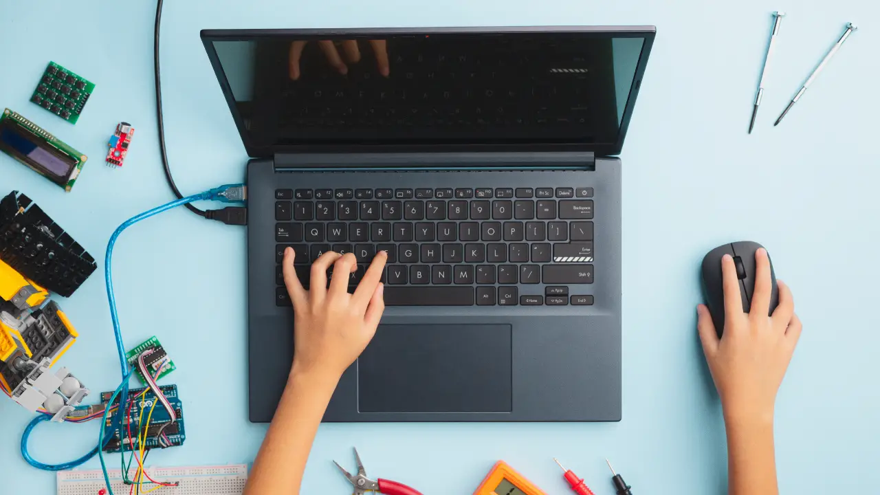 10 Essential Tech Skills for Homeschoolers {What to Teach!}